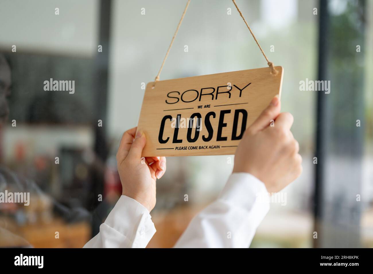 Closed sign on entrance cafe hi-res stock photography and images - Alamy