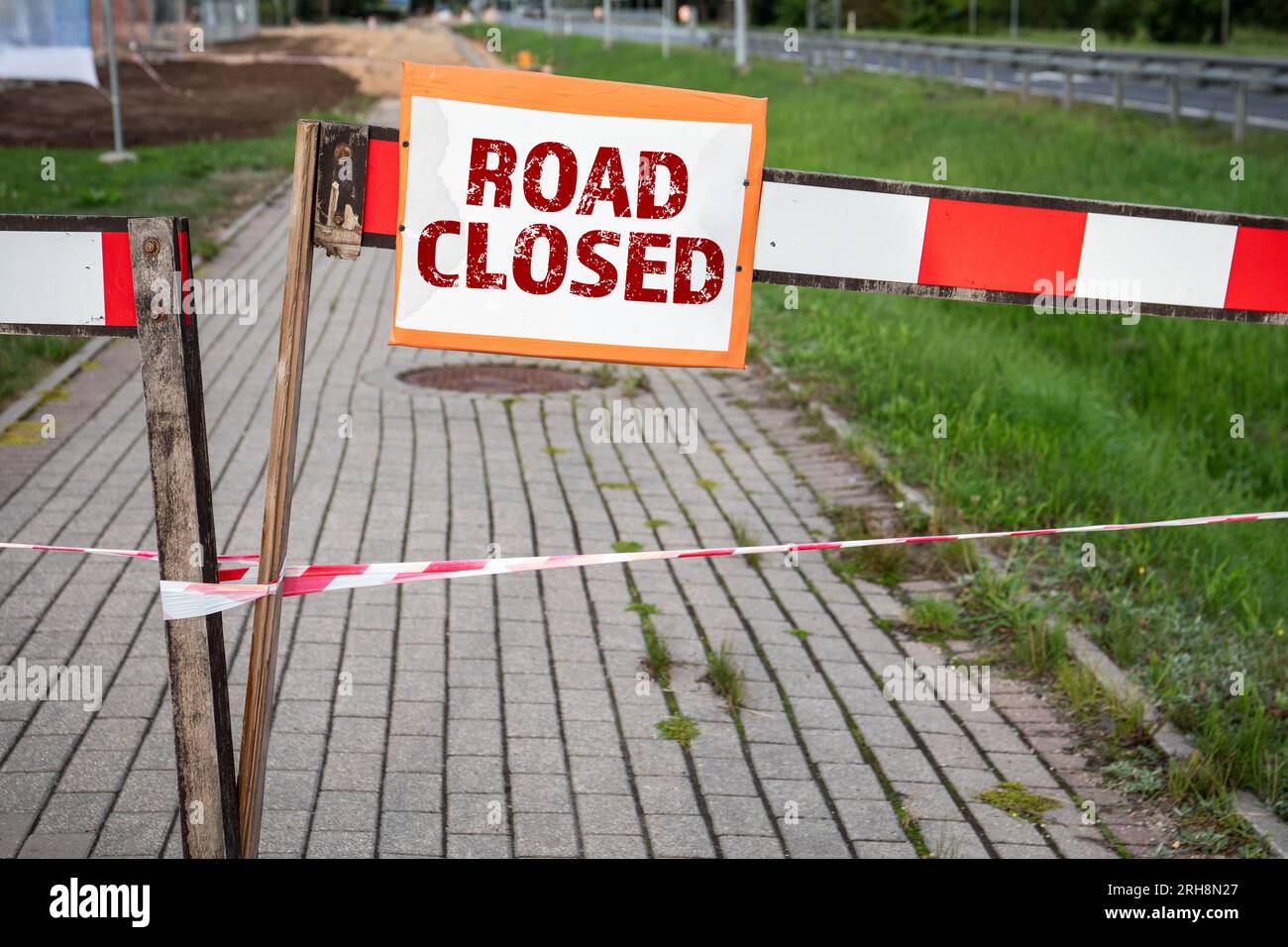 Road Closed Road Sign. Pedestrian sidewalk and repairs Stock Photo - Alamy