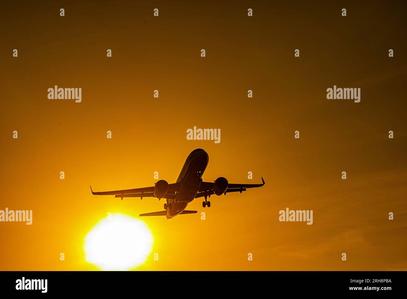 Bottom of the plane hi-res stock photography and images - Alamy
