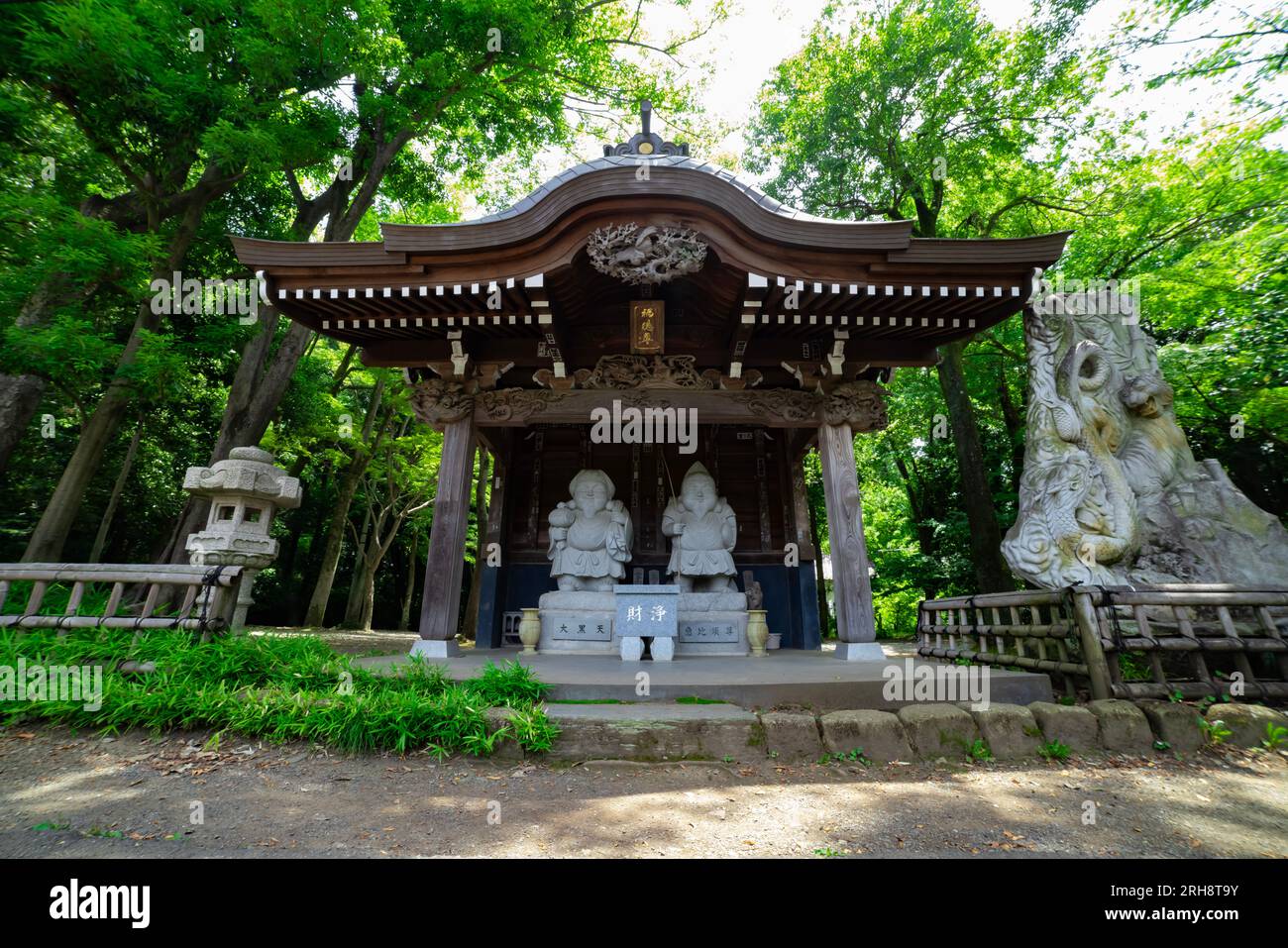 Japanese guardian statues at the traditional street in Tokyo wide shot ...