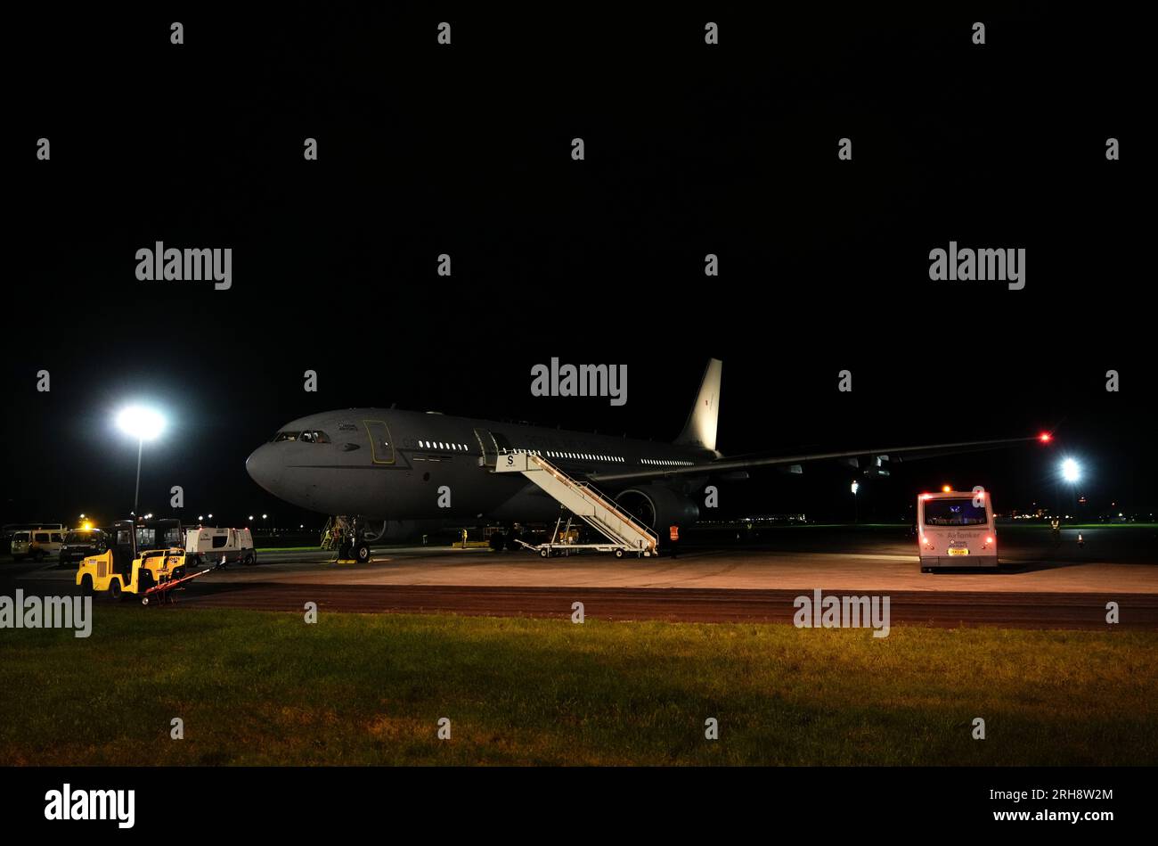 Children screaming plane hi-res stock photography and images - Alamy