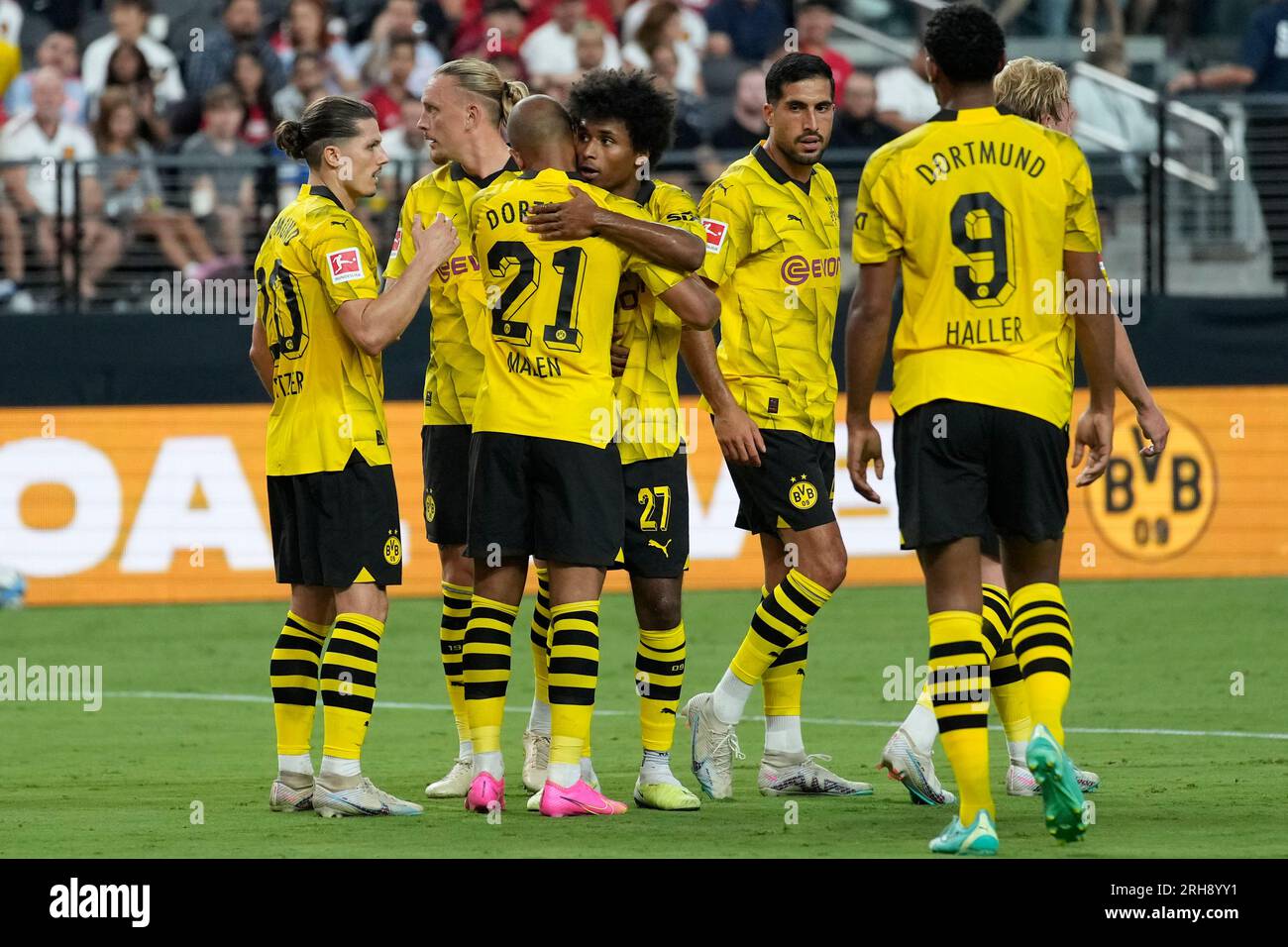 FILE - Borussia Dortmund players celebrate after Donyell Malen (21 ...