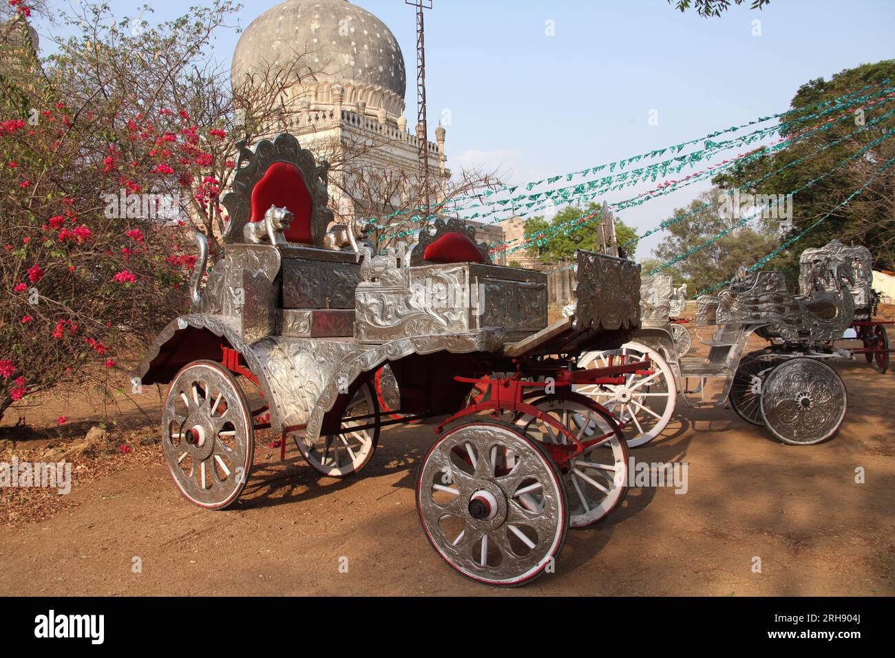 Bull cart at rural house Stock Photo - Alamy
