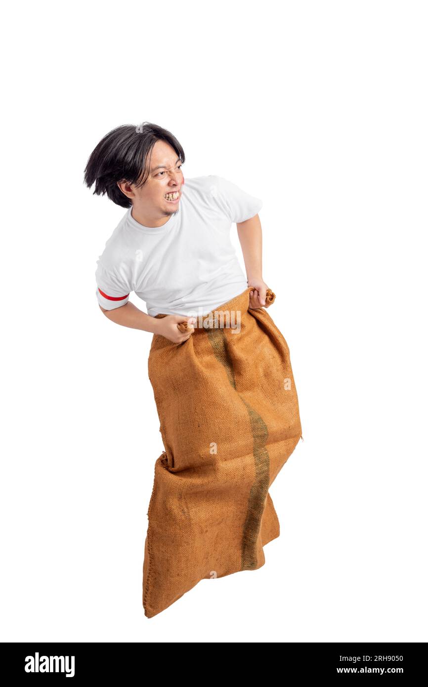 Indonesian men celebrate Indonesian independence day on 17 August with ...