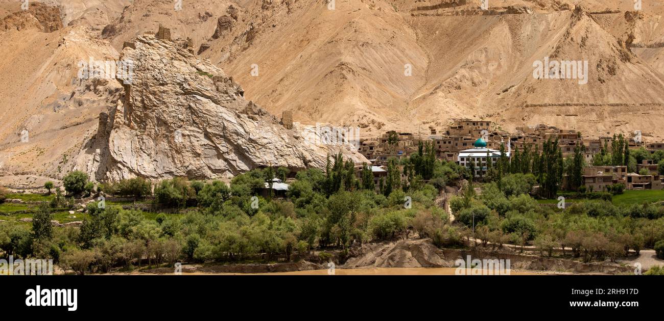India, Jammu & Kashmir, Ladakh, Stakchay,Khar, old palace ruins on top ...
