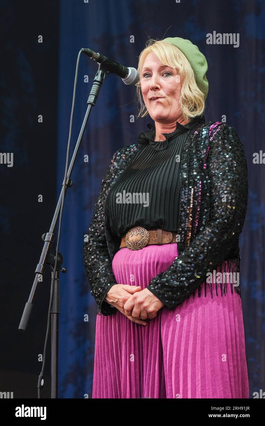 Virginia Kettle of Merry Hell performing at Fairports Cropredy ...