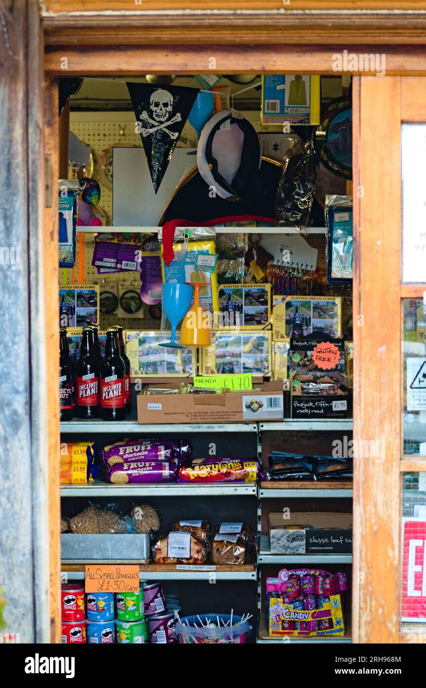 Canal side shop hi-res stock photography and images - Alamy