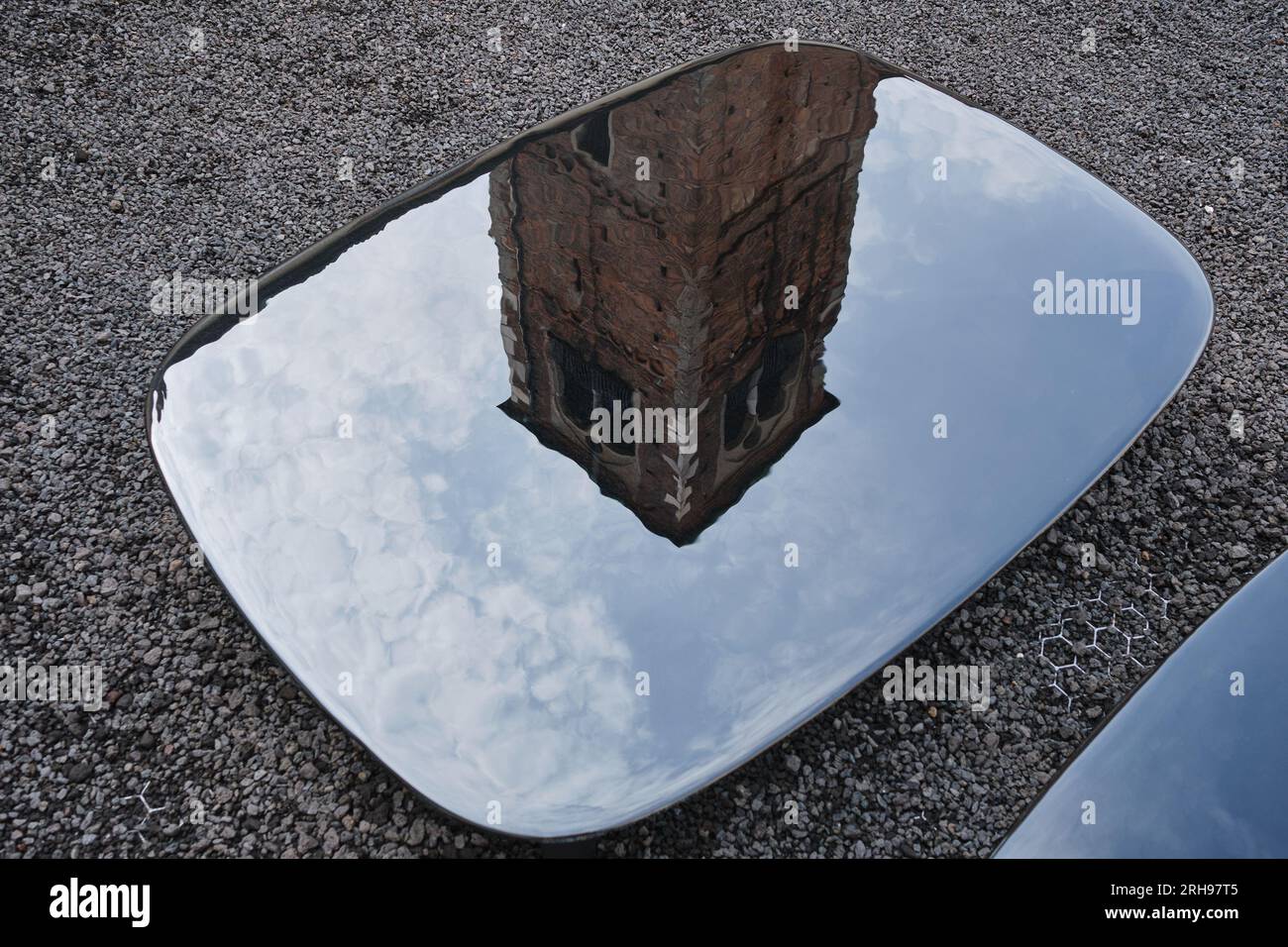 Round table tower hi-res stock photography and images - Alamy
