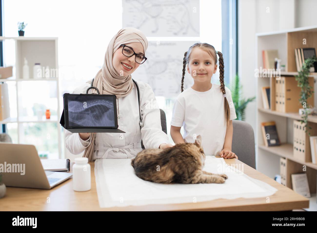 Muslim girl with cat hi-res stock photography and images - Alamy