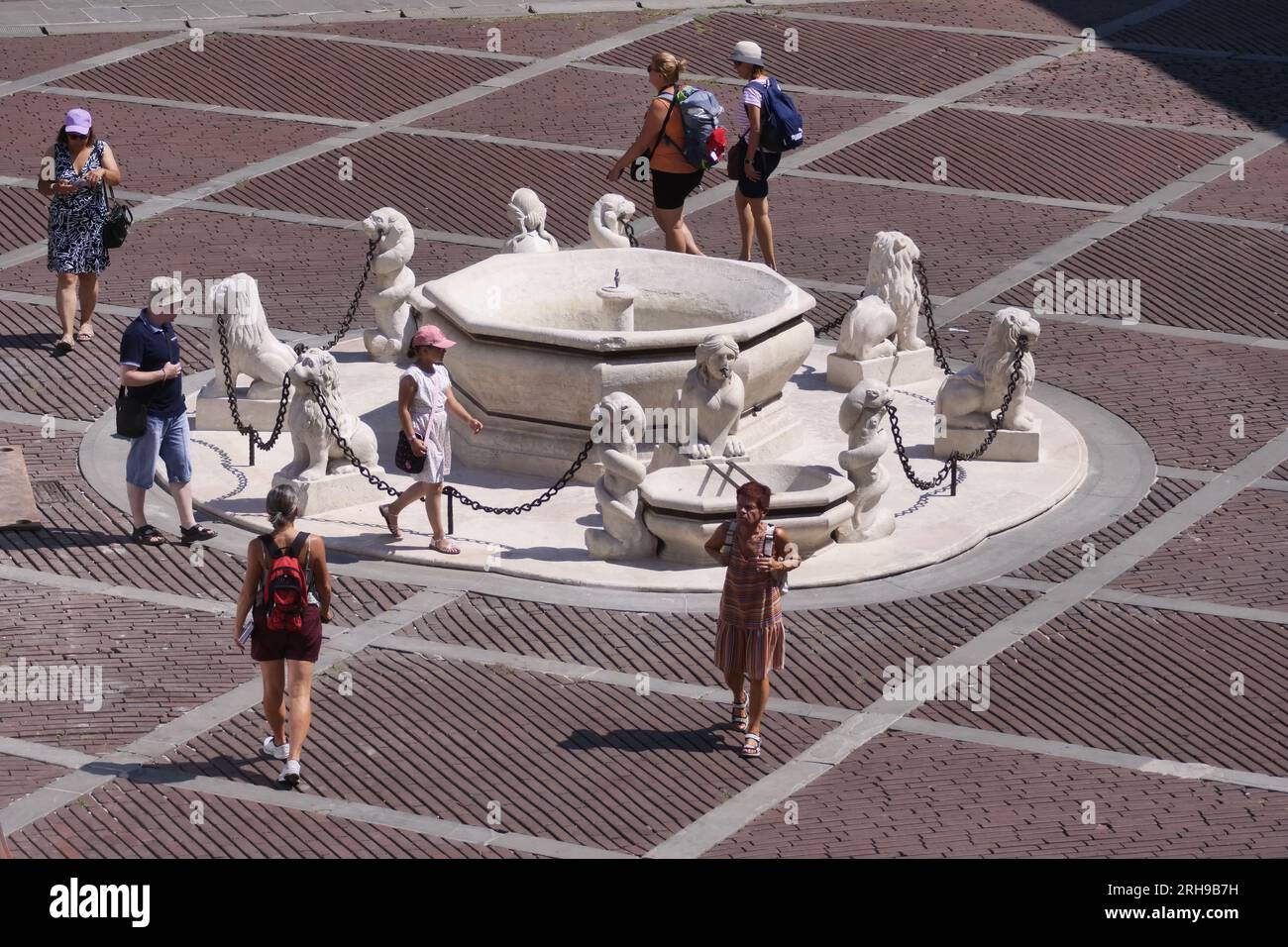 Many tourists in upper Bergamo on August 15th, extraordinary opening of ...