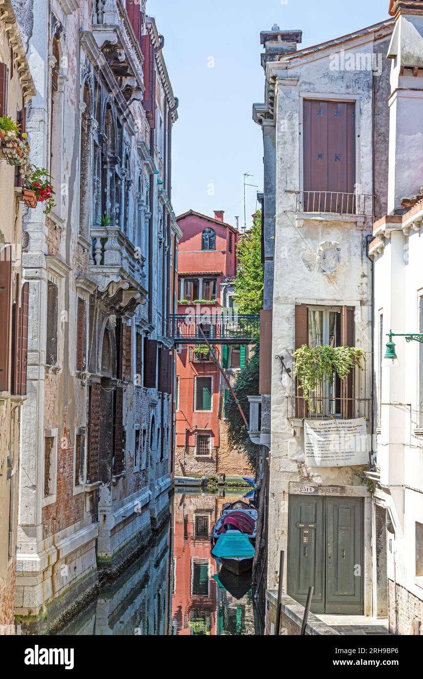 City scene of Venice during Covid-19 lockdown without visitors at ...