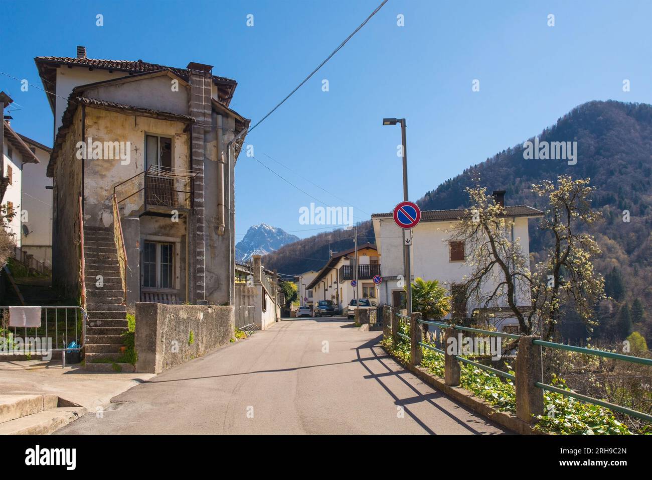 Historic stone houses in the mountain village of Cedarchis near Arta ...
