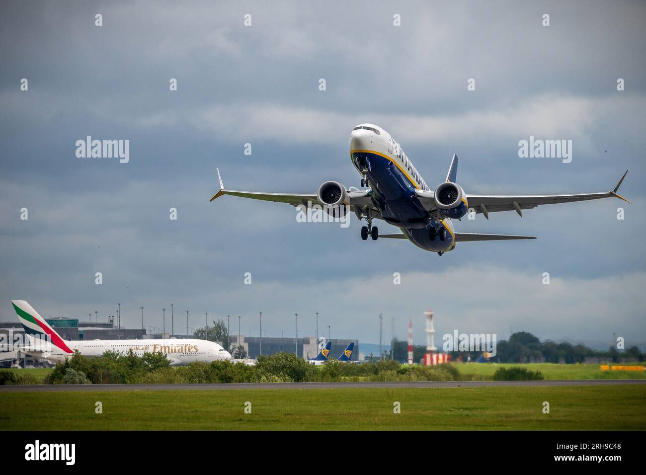 Ryanair Boeing 737 tajes off with Emirates A380 behind Stock Photo - Alamy