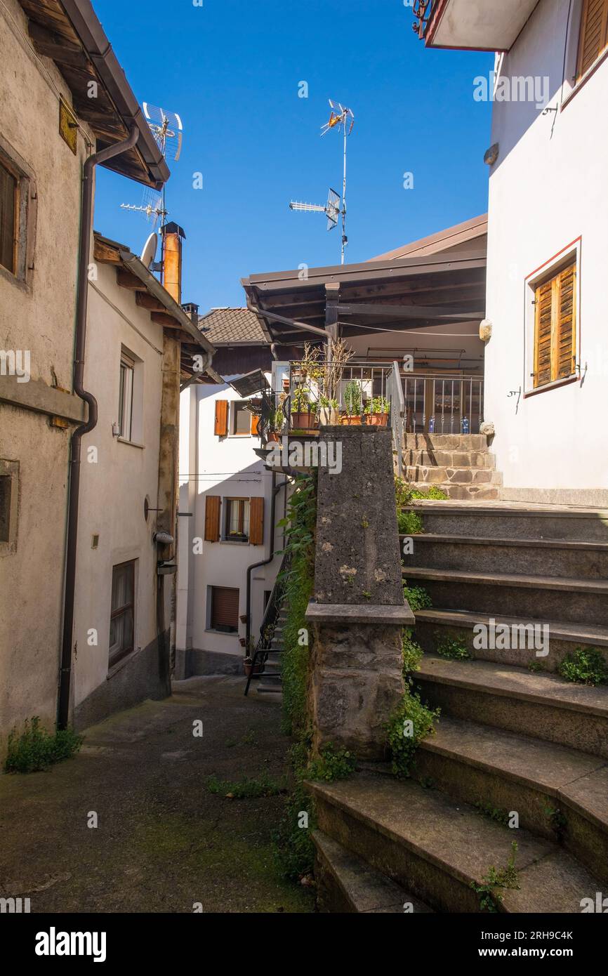 Historic stone houses in the mountain village of Cedarchis near Arta ...