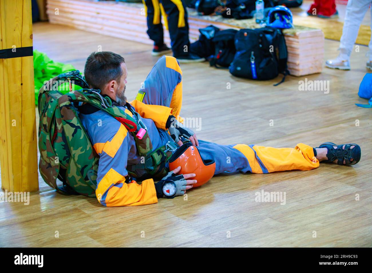 Man in parachute strap hi-res stock photography and images - Alamy