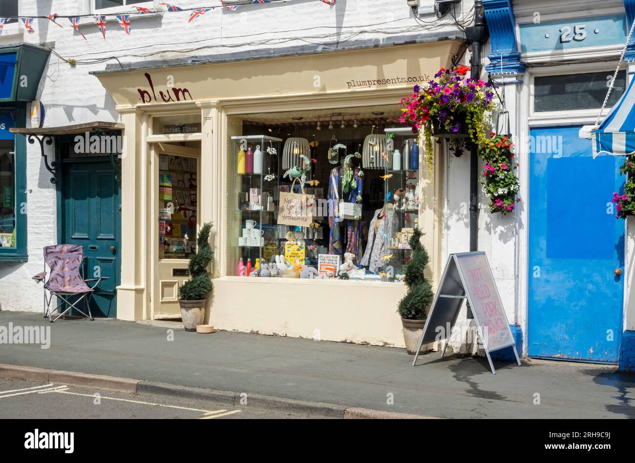 Local shopfront shop hi-res stock photography and images - Alamy