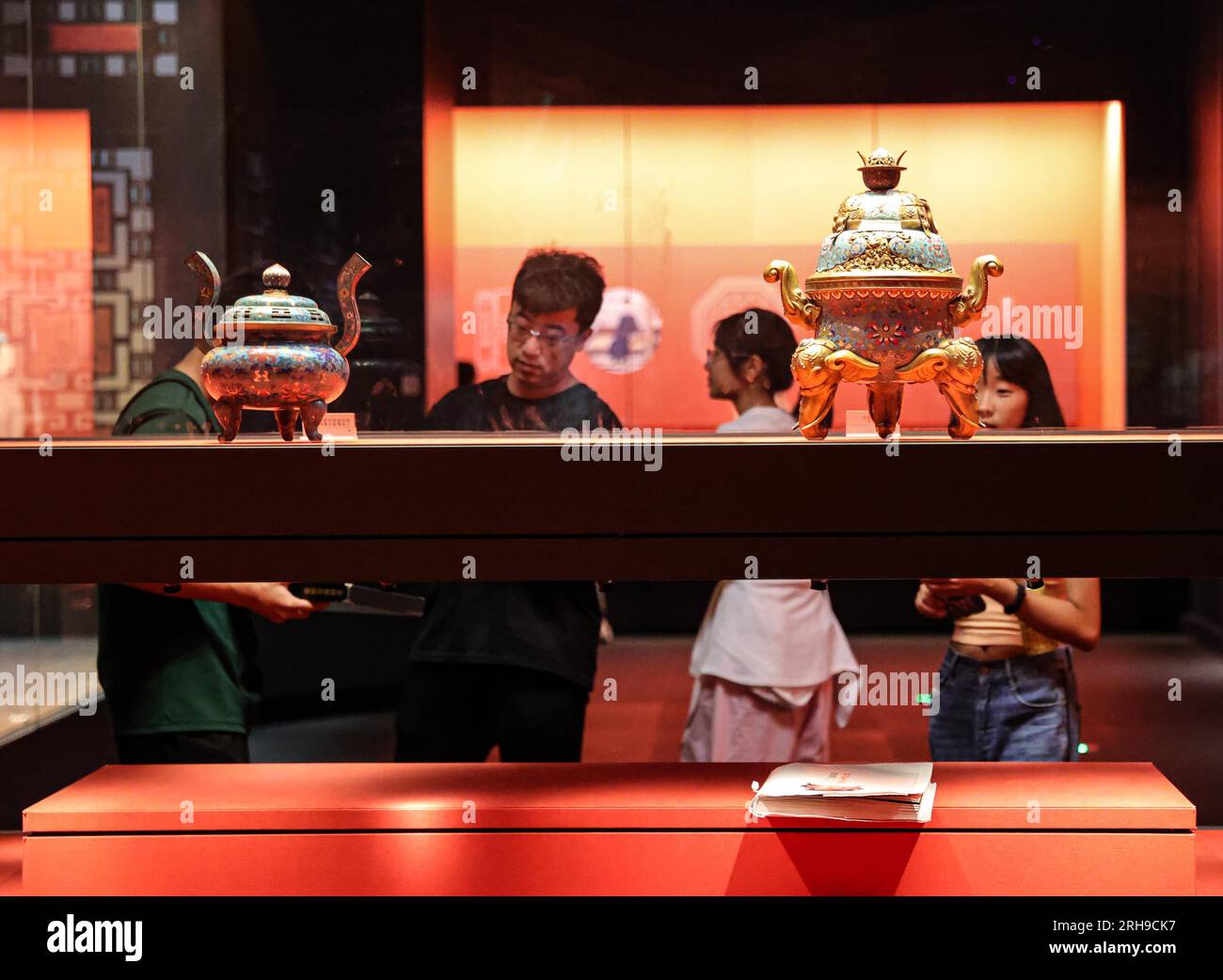 People visit Shenyang Museum in Shenyang City, northeast China's ...