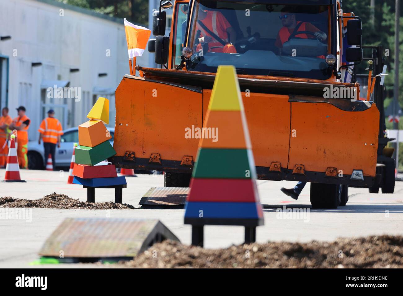 Hohen Neuendorf, Germany. 15th Aug, 2023. Participants in the snow plow ...