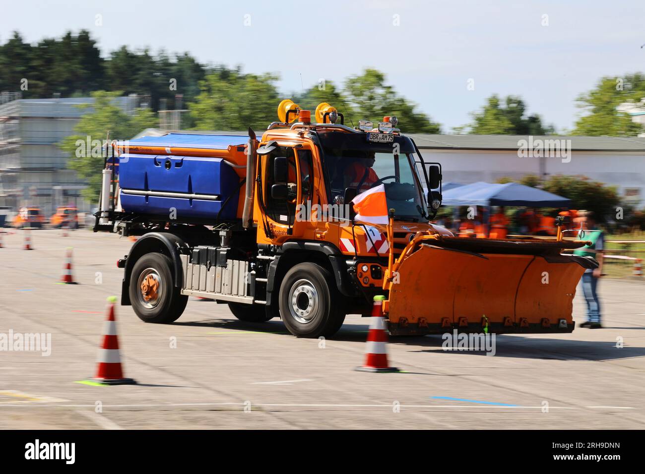 Hohen Neuendorf, Germany. 15th Aug, 2023. Participants in the snow plow ...