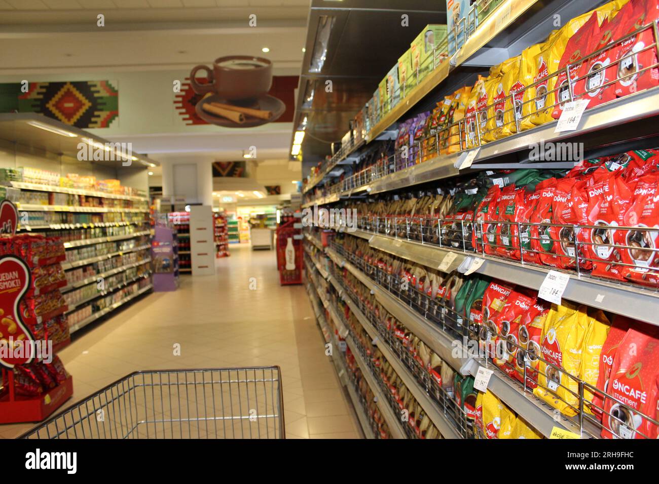 Supermarket full of shelves Stock Photo - Alamy