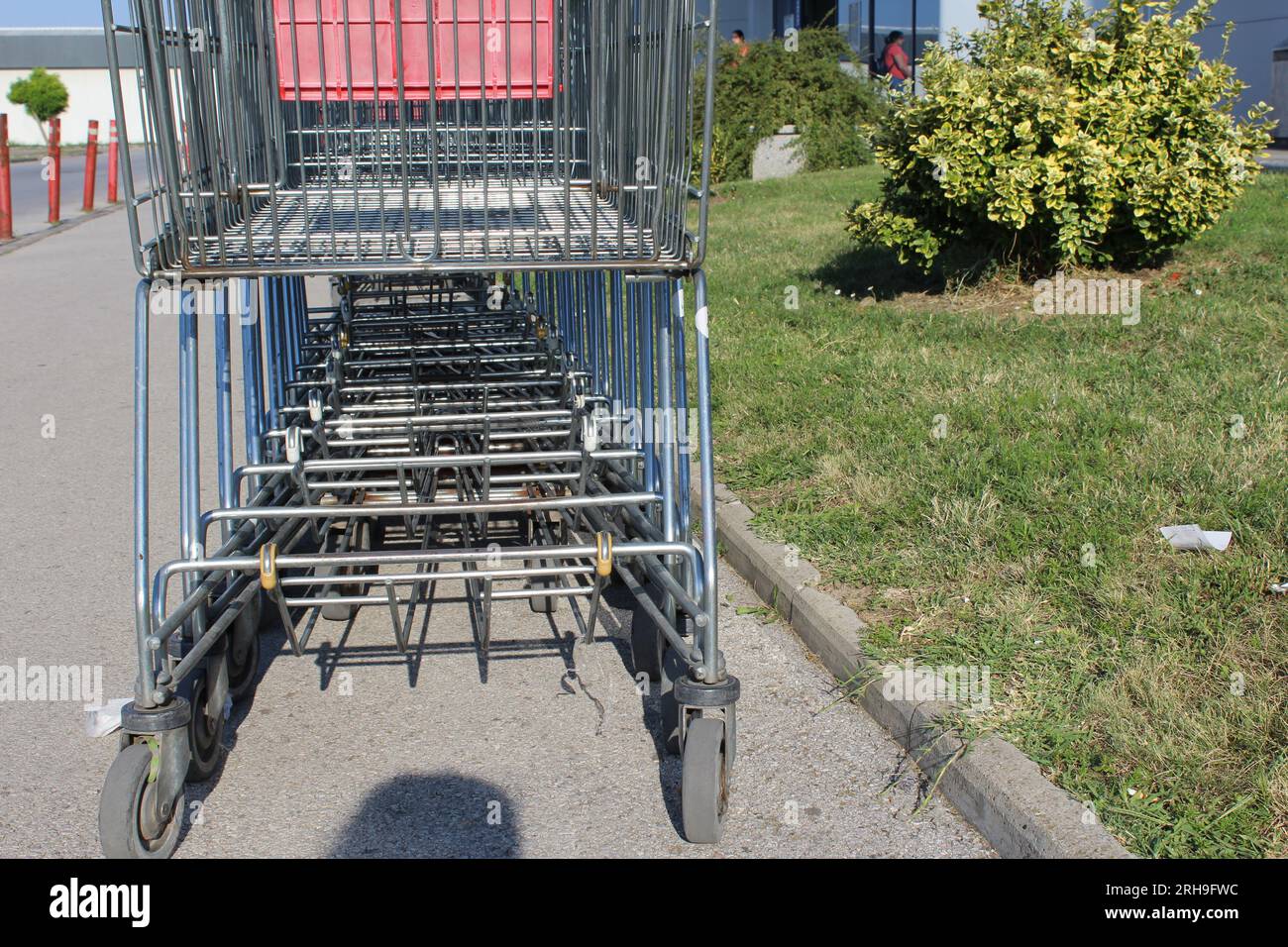 Supermarket shopping cart outdoor Stock Photo - Alamy