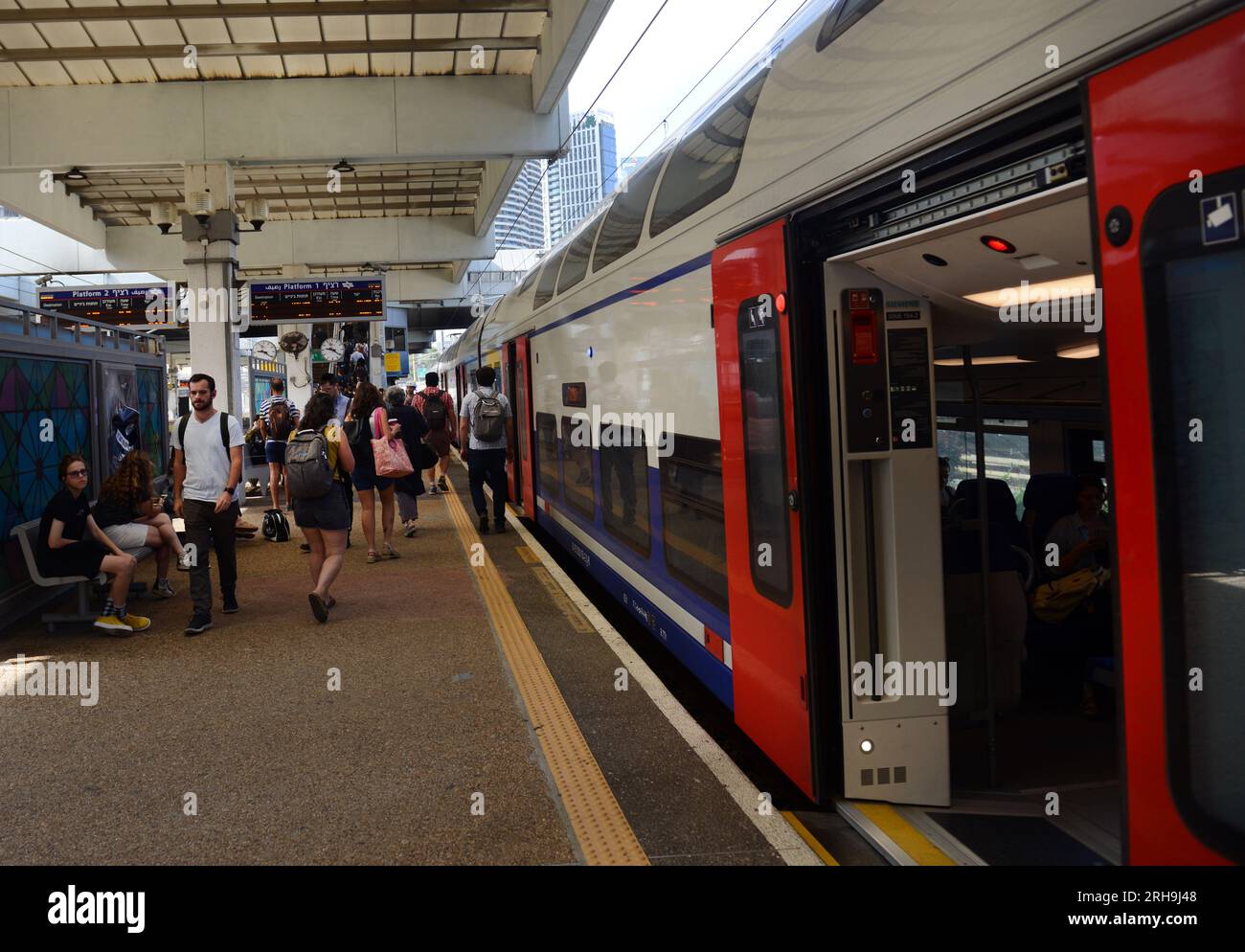 Savidor train station hi-res stock photography and images - Alamy