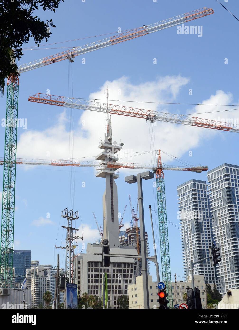 High rise buildings construction hi-res stock photography and images ...