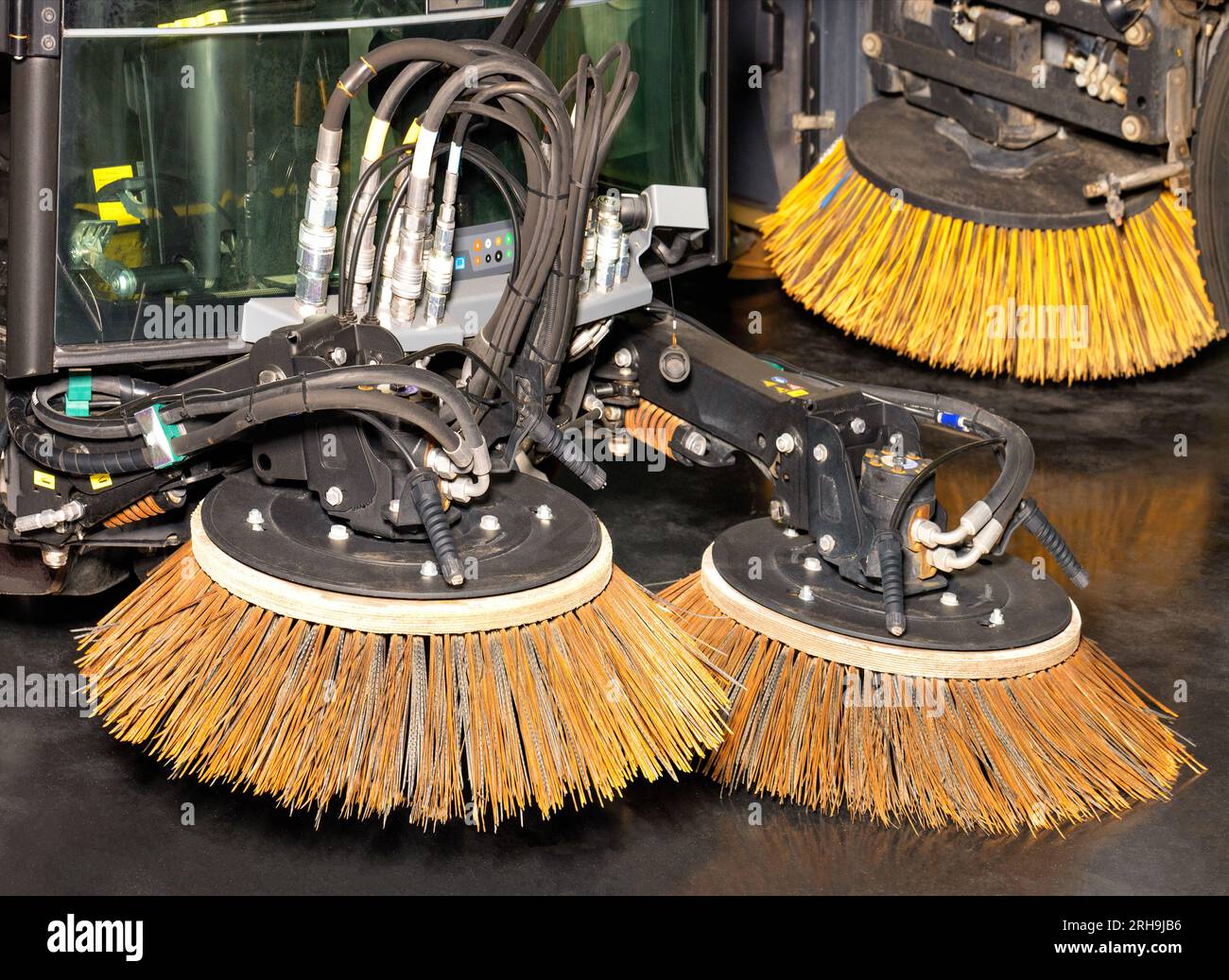 Two independently controlled hydraulically adjustable front brushes as ...