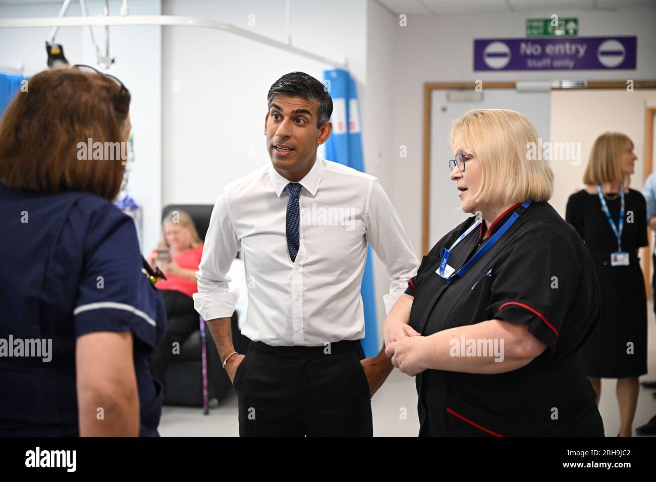 Prime Minister Rishi Sunak speaks to staff and patients in the SDEC ...