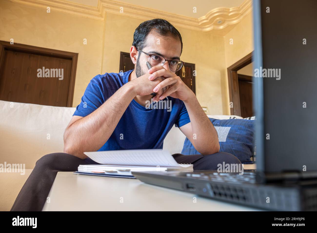 Arabic man desk hi-res stock photography and images - Alamy