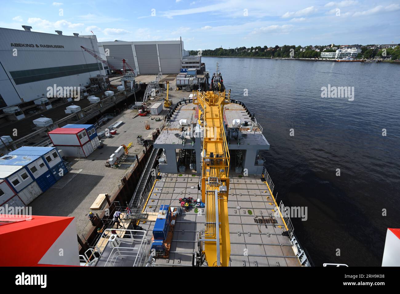 Lemwerder, Germany. 15th Aug, 2023. A view over the future working deck ...