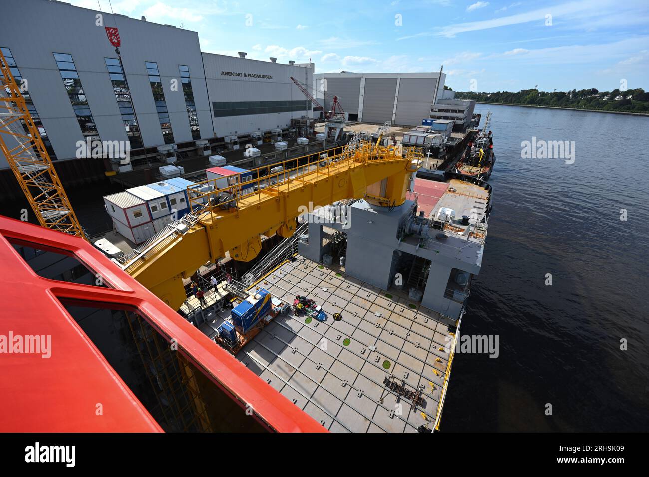 Lemwerder, Germany. 15th Aug, 2023. A view over the future working deck ...