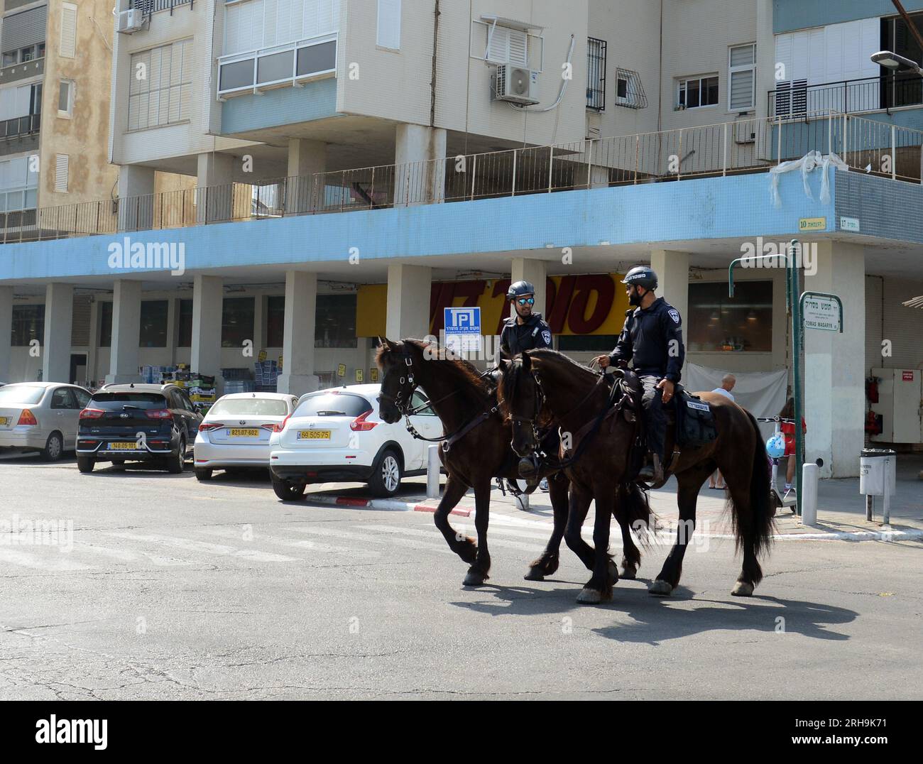Mounted policeforce hi-res stock photography and images - Alamy