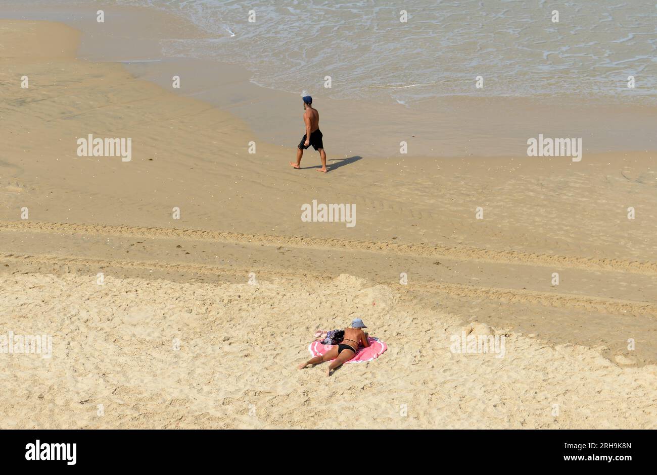 Coastal sunbathing hi-res stock photography and images - Alamy