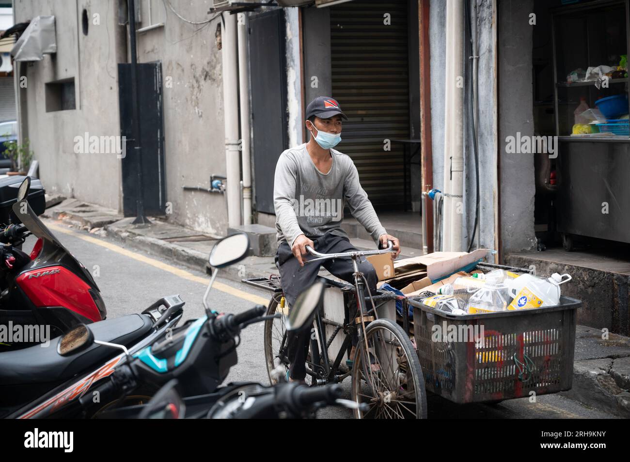 Bike worker hi-res stock photography and images - Alamy