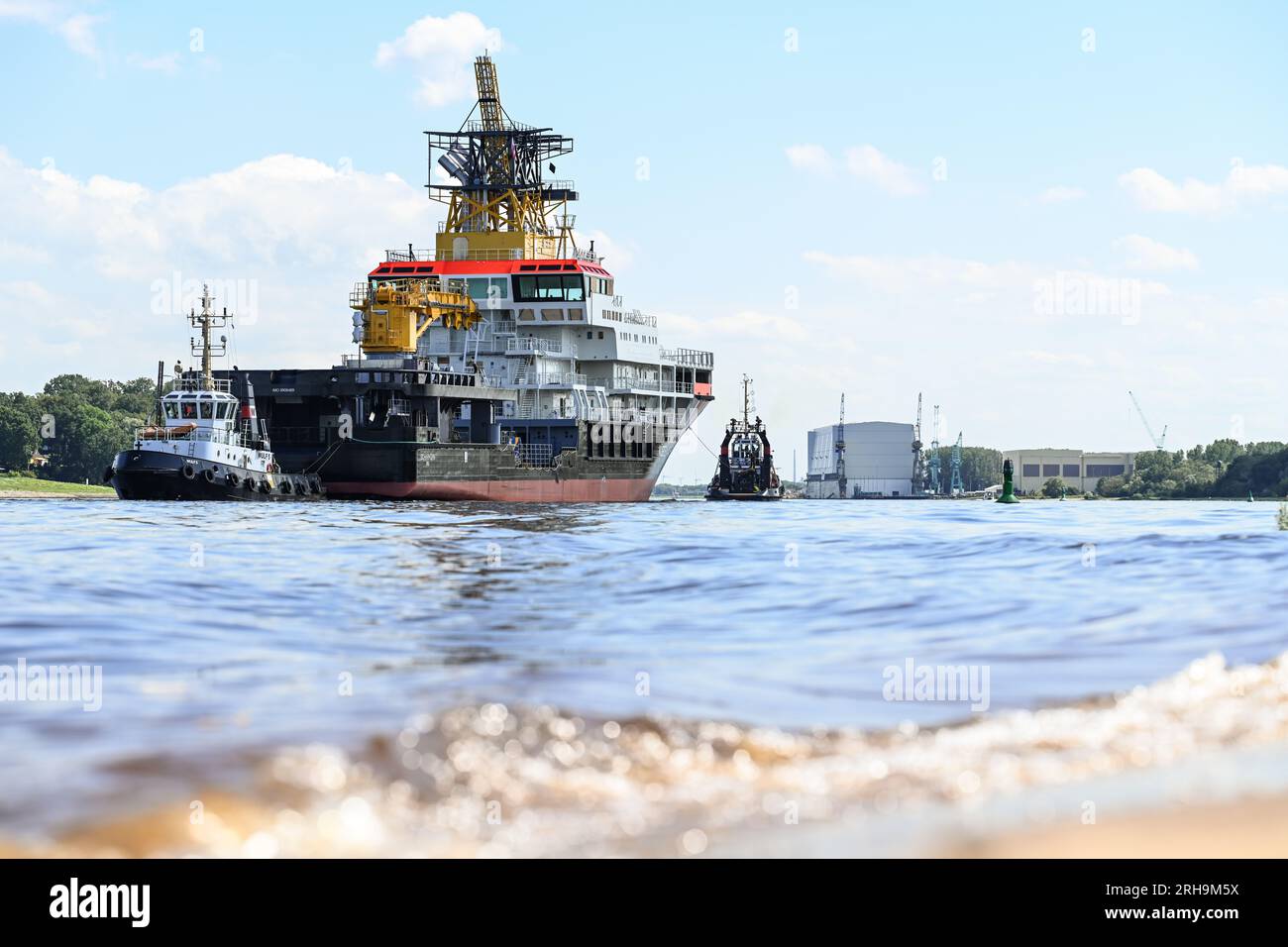 Lemwerder, Germany. 15th Aug, 2023. The multi-purpose vessel "Scharhörn ...