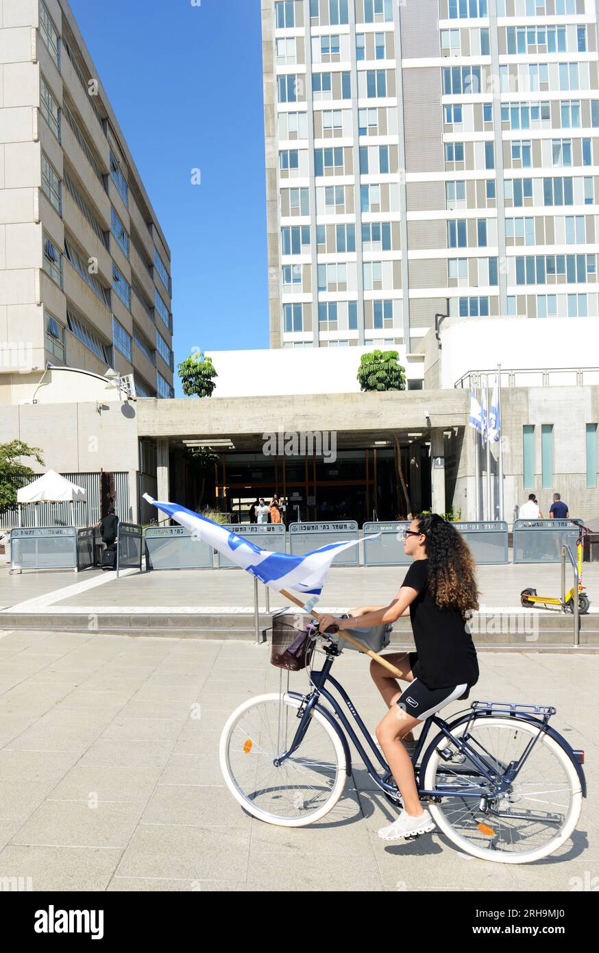 Israeli woman carrying the israeli flag hi-res stock photography and ...