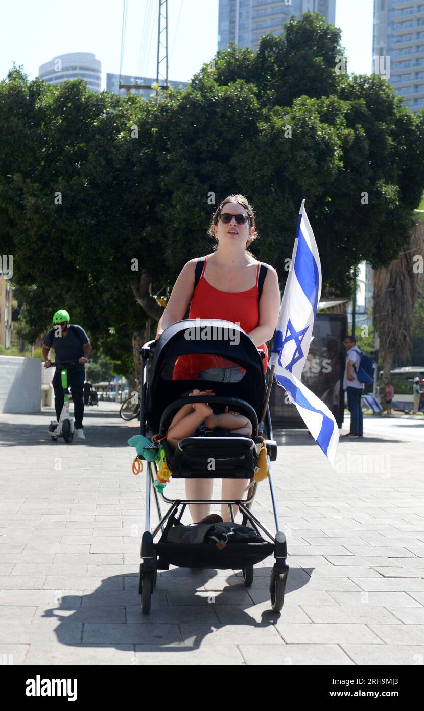 Israeli woman carrying the israeli flag hi-res stock photography and ...