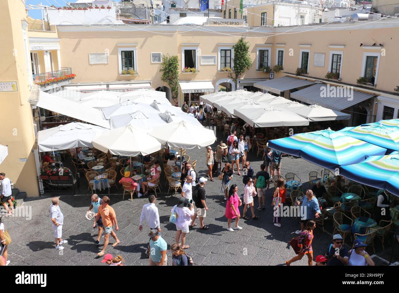 Estate: turisti a Capri in spiaggia e nelle strade Stock Photo - Alamy