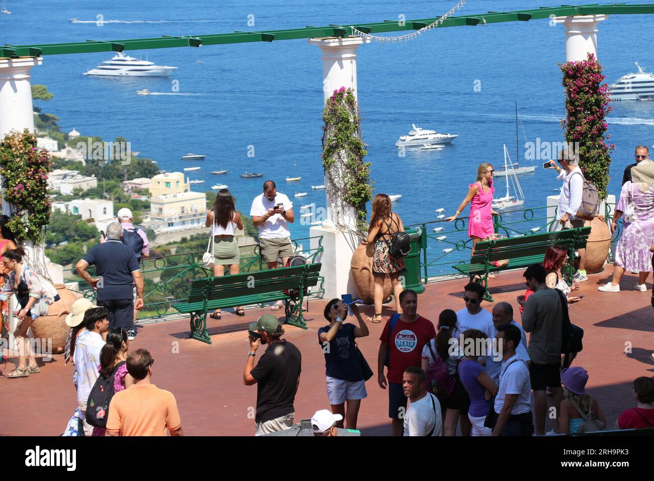 Estate: turisti a Capri in spiaggia e nelle strade Stock Photo - Alamy