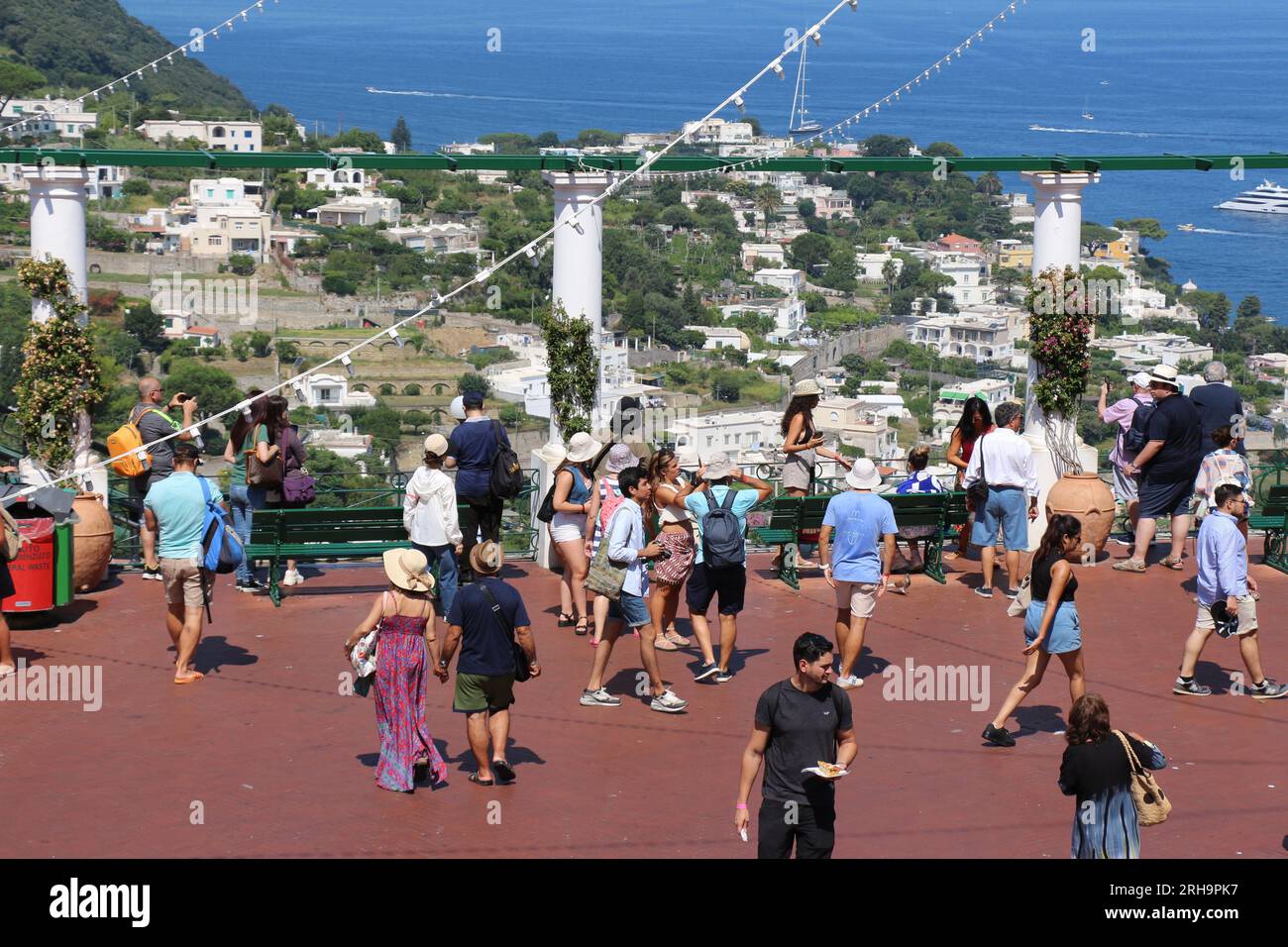 Estate: turisti a Capri in spiaggia e nelle strade Stock Photo - Alamy
