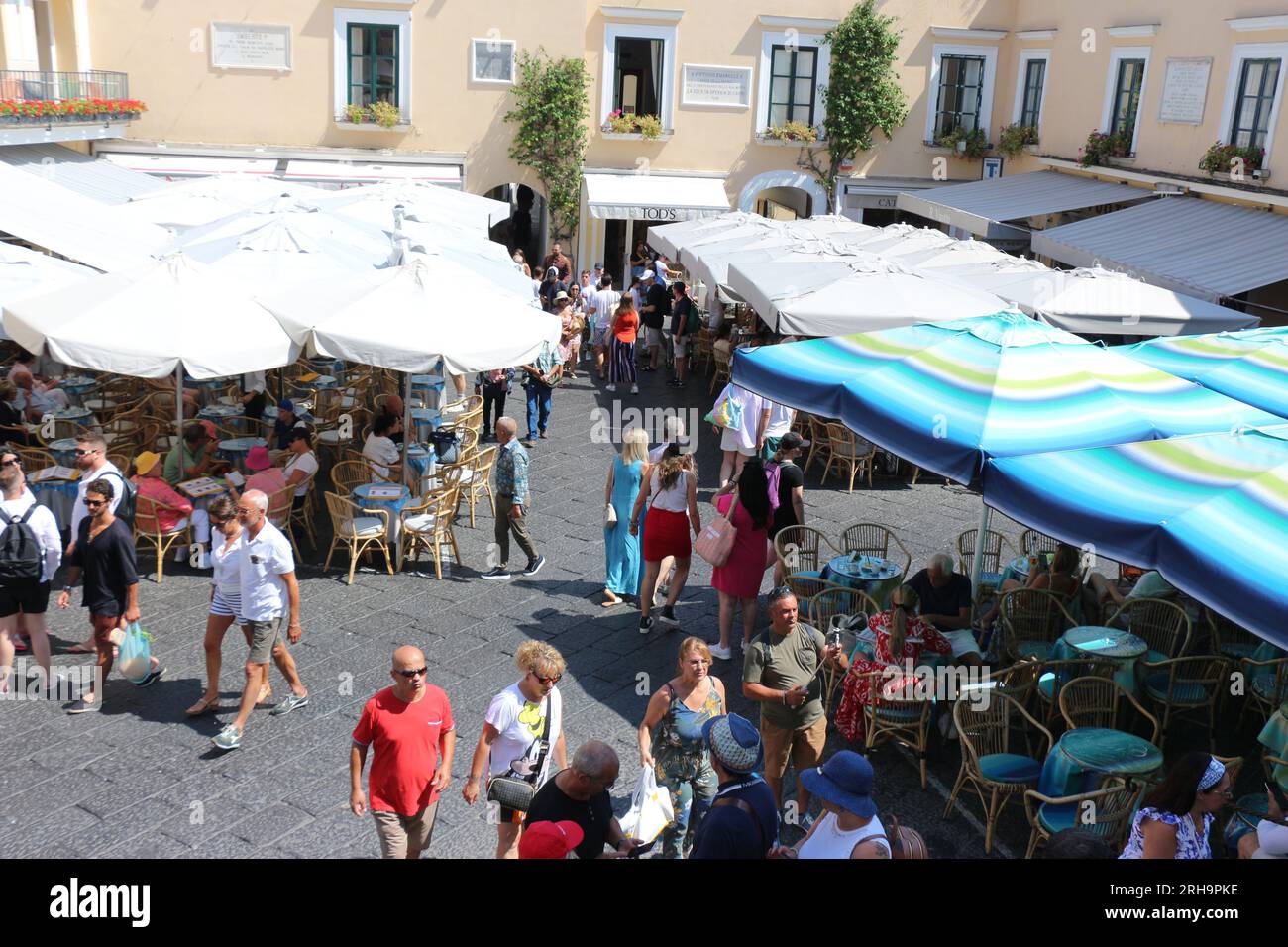 Estate: turisti a Capri in spiaggia e nelle strade Stock Photo - Alamy