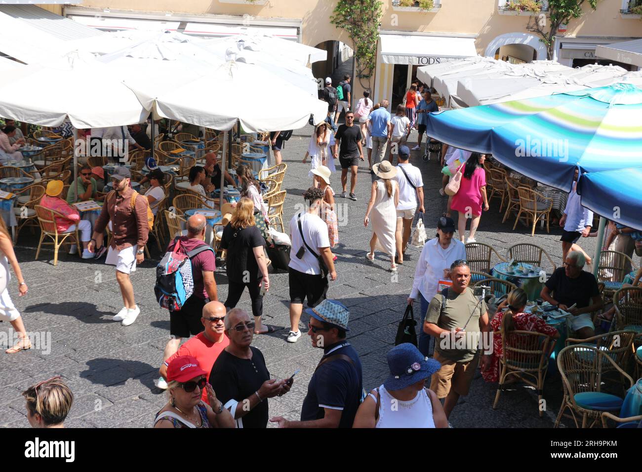 Estate: turisti a Capri in spiaggia e nelle strade Stock Photo - Alamy
