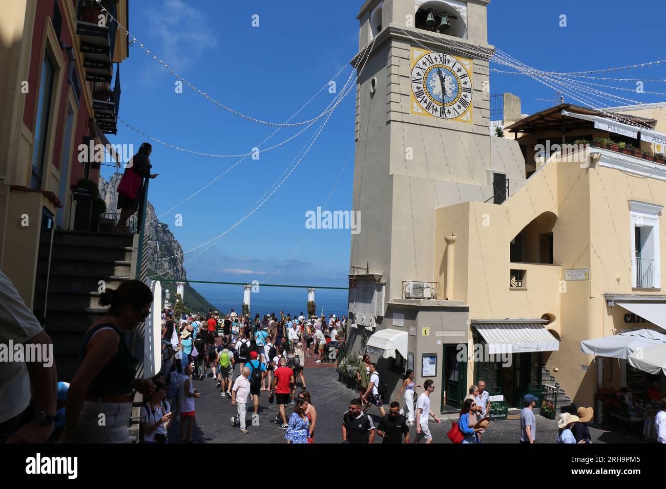Estate: turisti a Capri in spiaggia e nelle strade Stock Photo - Alamy
