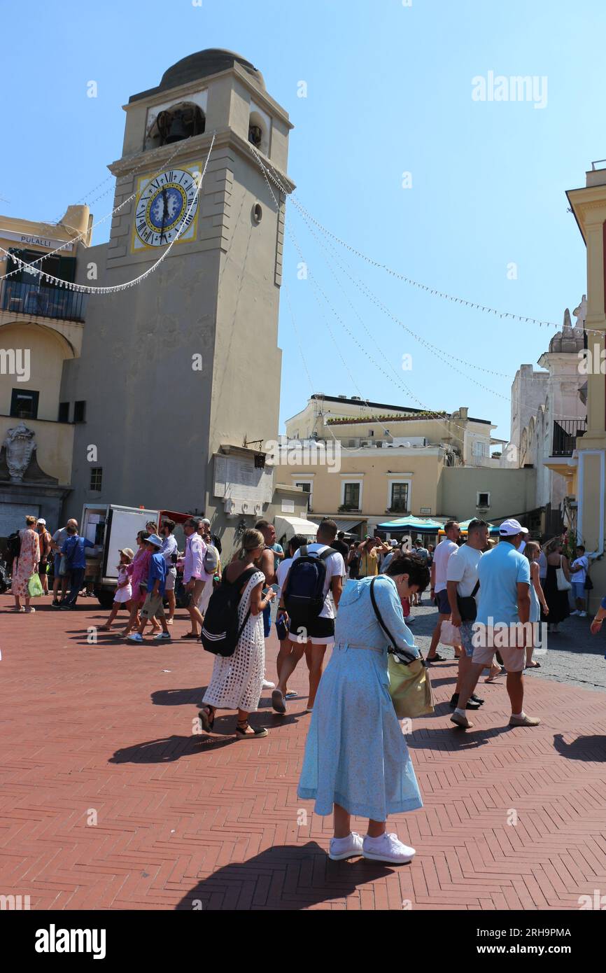 Estate: turisti a Capri in spiaggia e nelle strade Stock Photo - Alamy