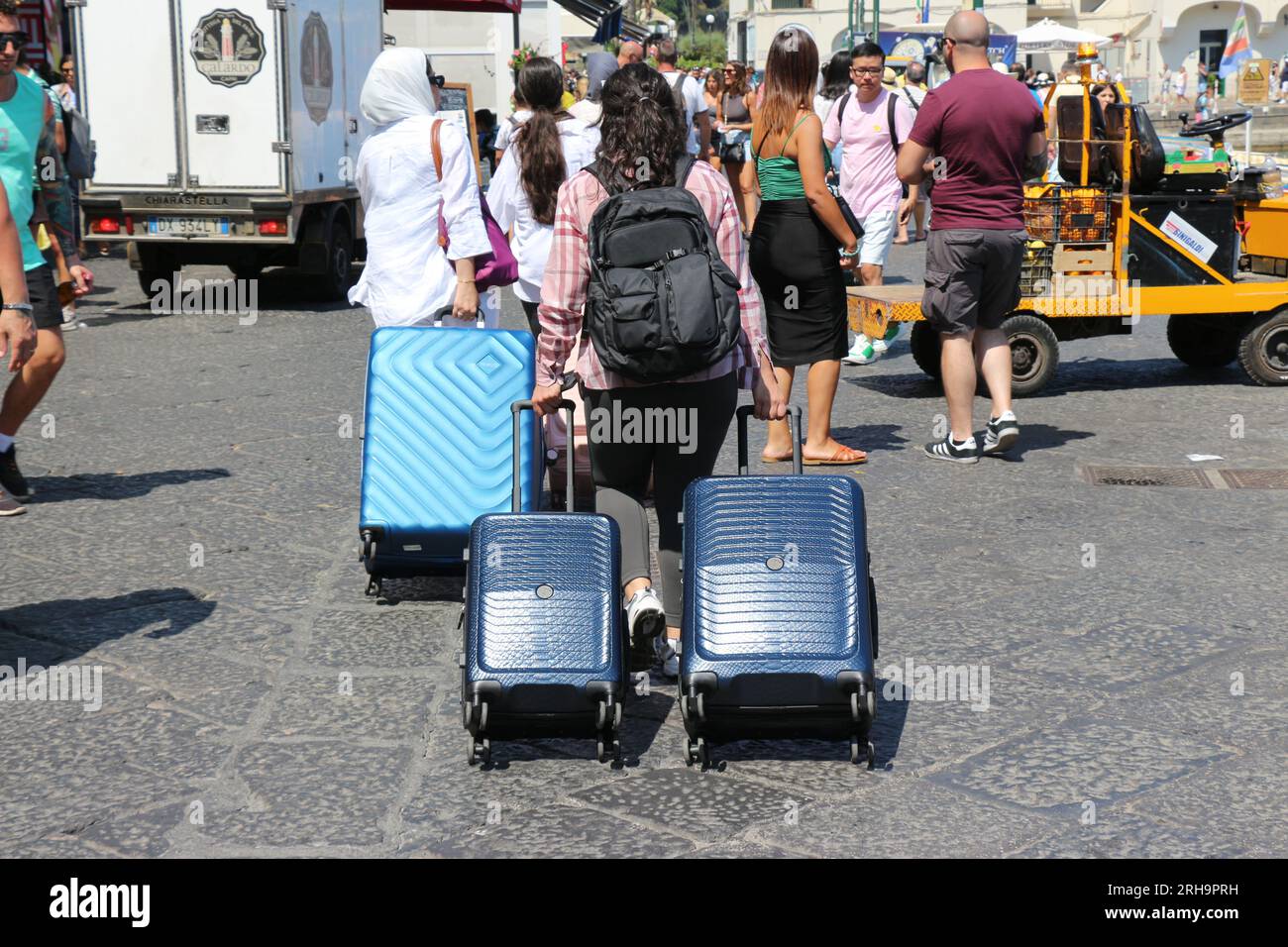 Estate: turisti a Capri in spiaggia e nelle strade Stock Photo - Alamy