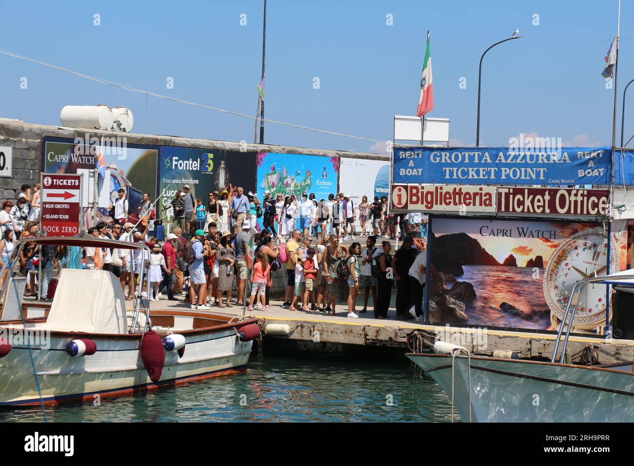 Estate: turisti a Capri in spiaggia e nelle strade Stock Photo - Alamy