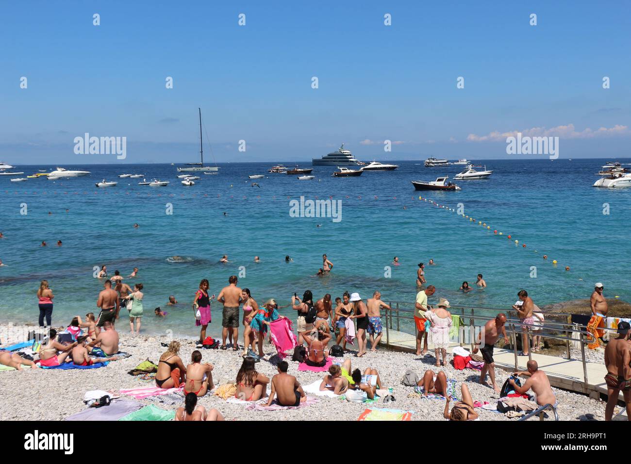 Estate: turisti a Capri in spiaggia e nelle strade Stock Photo - Alamy