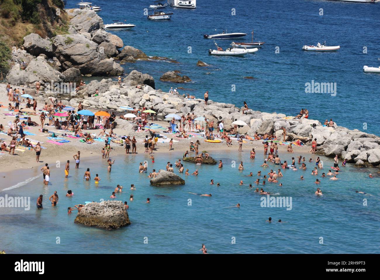 Estate: turisti a Capri in spiaggia e nelle strade Stock Photo - Alamy