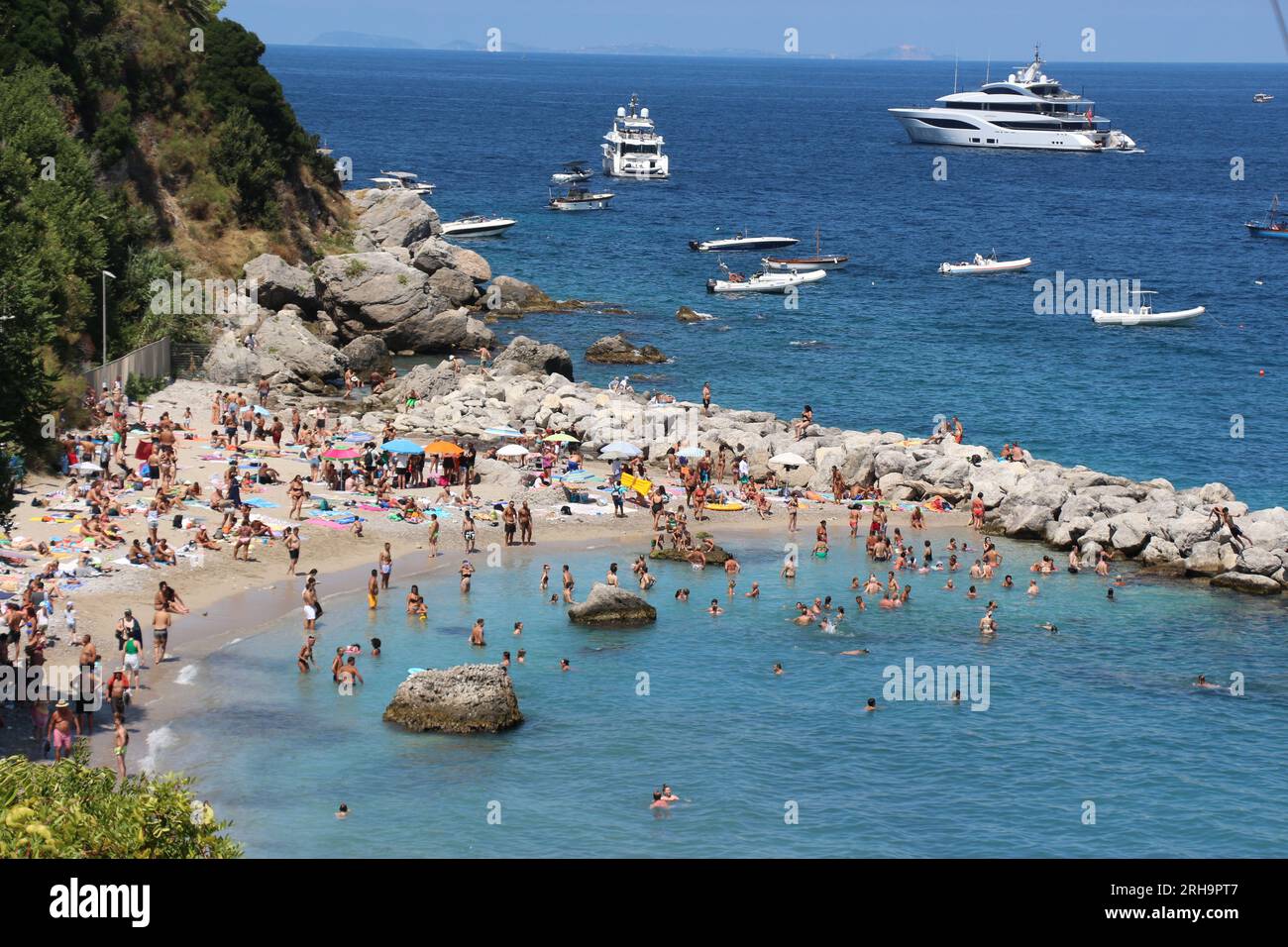 Estate: turisti a Capri in spiaggia e nelle strade Stock Photo - Alamy